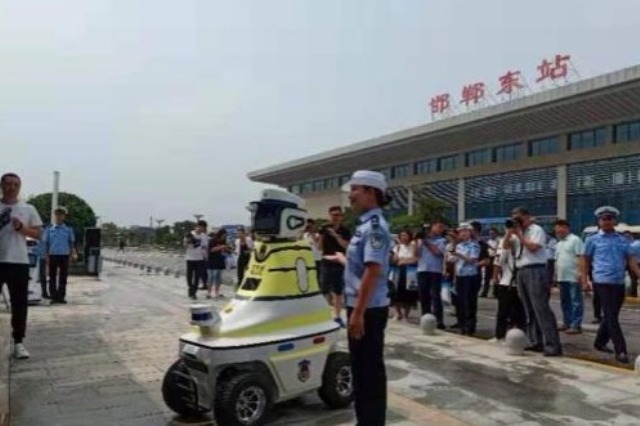 Robot traffic police deployed in China - P.M. News
