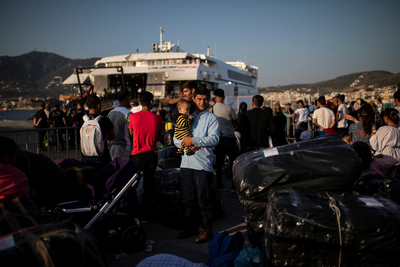 Greece transfers hundreds of asylum seekers to mainland - P.M. News