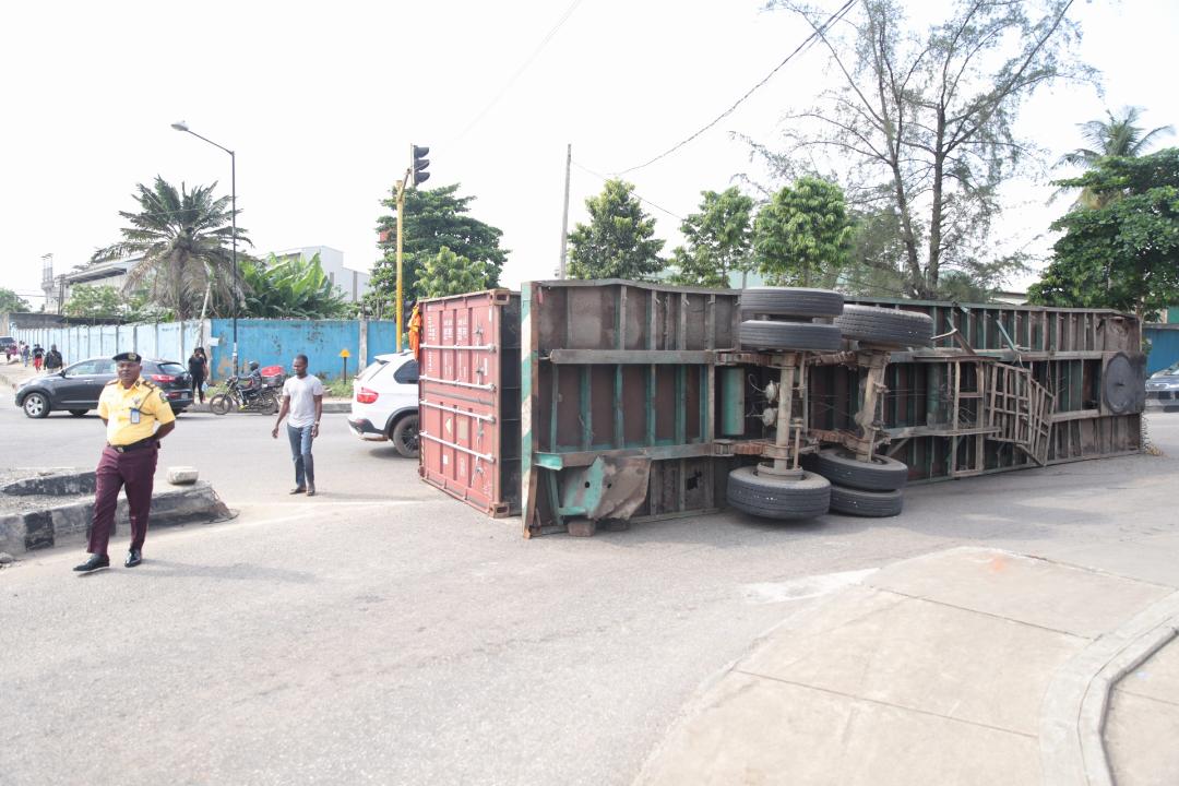 Fallen container disrupts traffic at Ogba (Photos) - P.M. News