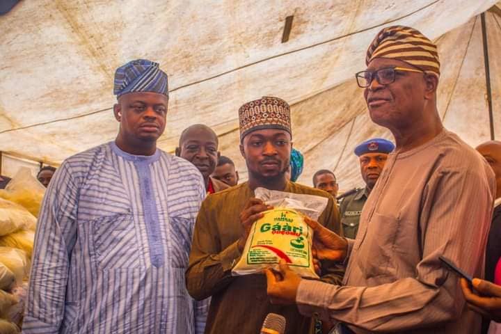 Oyetola distributes gaari to 30,000 vulnerable people - P.M. News