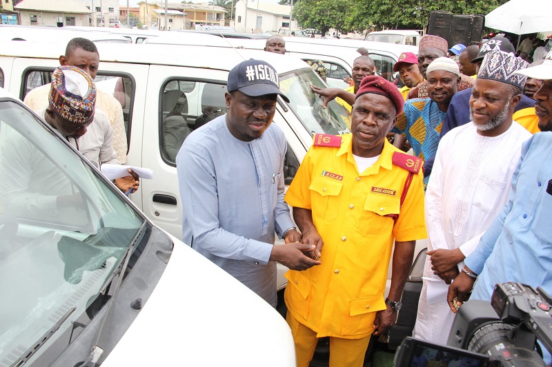 Abdulrazaq donates 50 mini-buses to NURTW, RTEAN - P.M. News