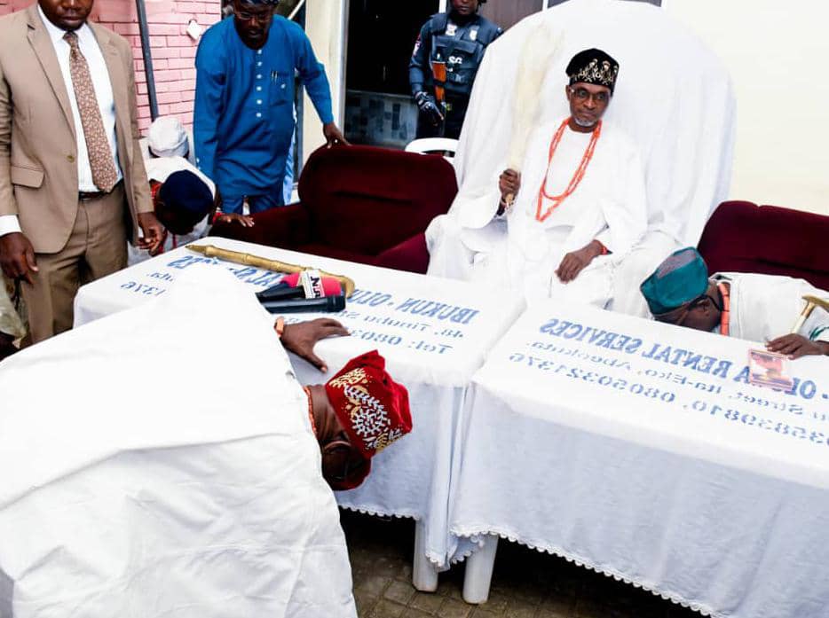 Instant Obasanjo prostrated before new Olowu of Owu land, Oba Matemilola - P.M. News