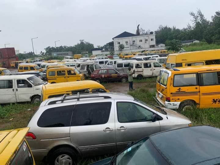 Massive crowd in Alausa as Lagos auctions 134 abandoned cars (photos ...