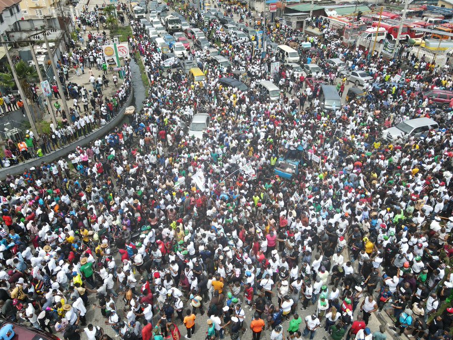 Peter Obi flexes muzzles in Lagos with huge crowd at rallies (Video ...