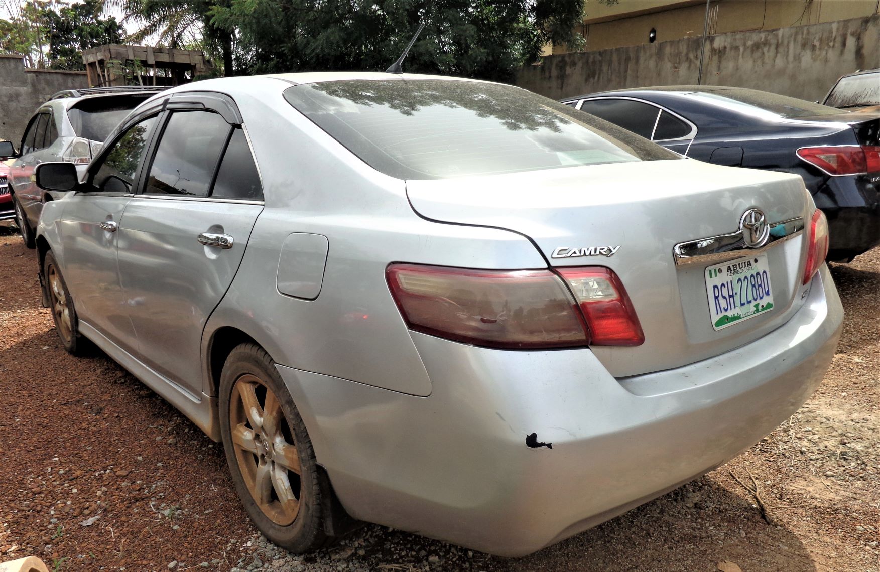 EFCC nabs 33 fraudsters, seizes 4 luxury cars (photos) - P.M. News