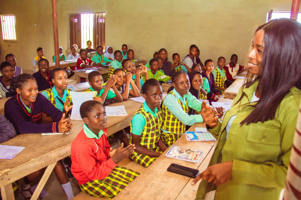 Corps member Deborah Adewale empowers 100 teenage girls in Oyo - P.M. News