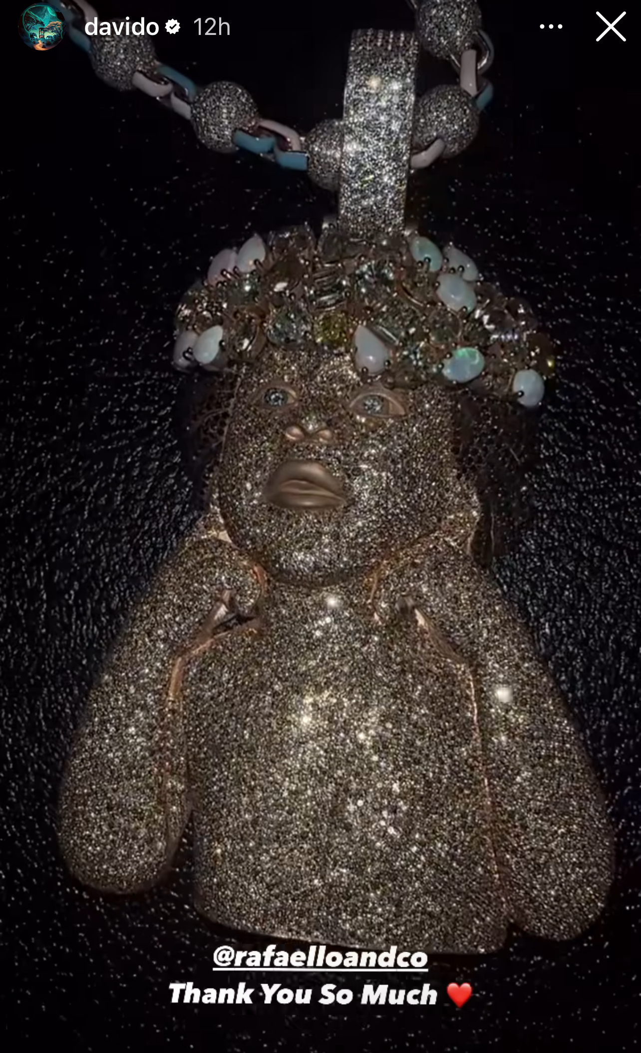 Davido shows off new gold necklace, diamond teeth (Photos) - P.M. News