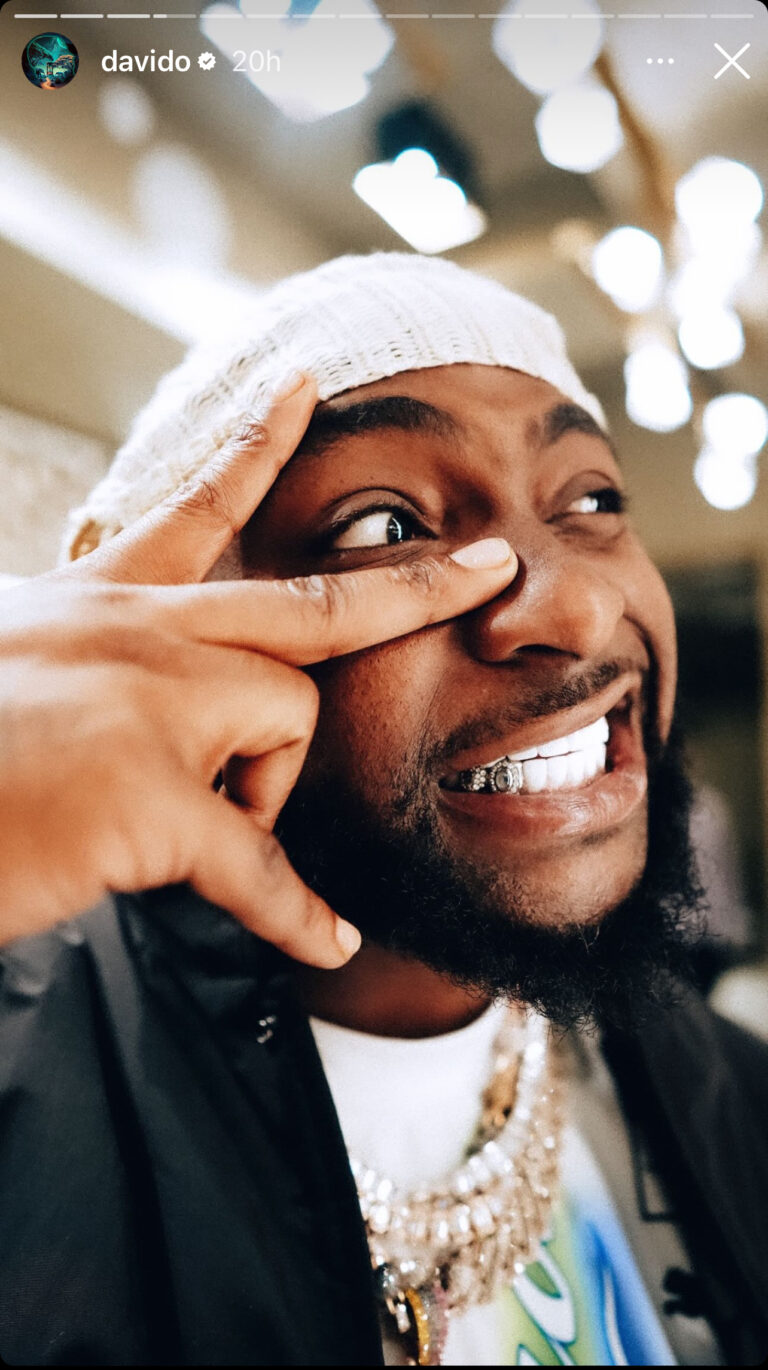 Davido shows off new gold necklace, diamond teeth (Photos) - P.M. News