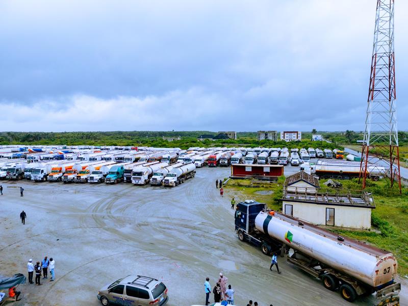Petrol distribution begins: NNPCL deploys over 100 trucks to Dangote Refinery - P.M. News