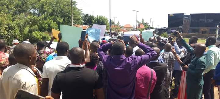 Protesters occupy Ondo INEC office, demand REC’s removal - P.M. News