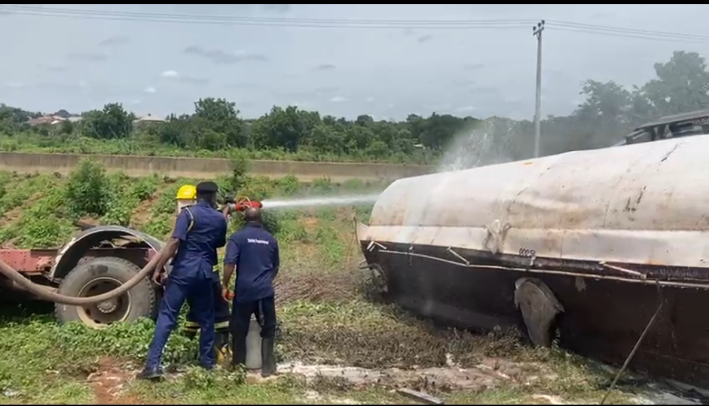 45,000 litres petrol tanker crashes in Oyo, sparks fears of fire ...