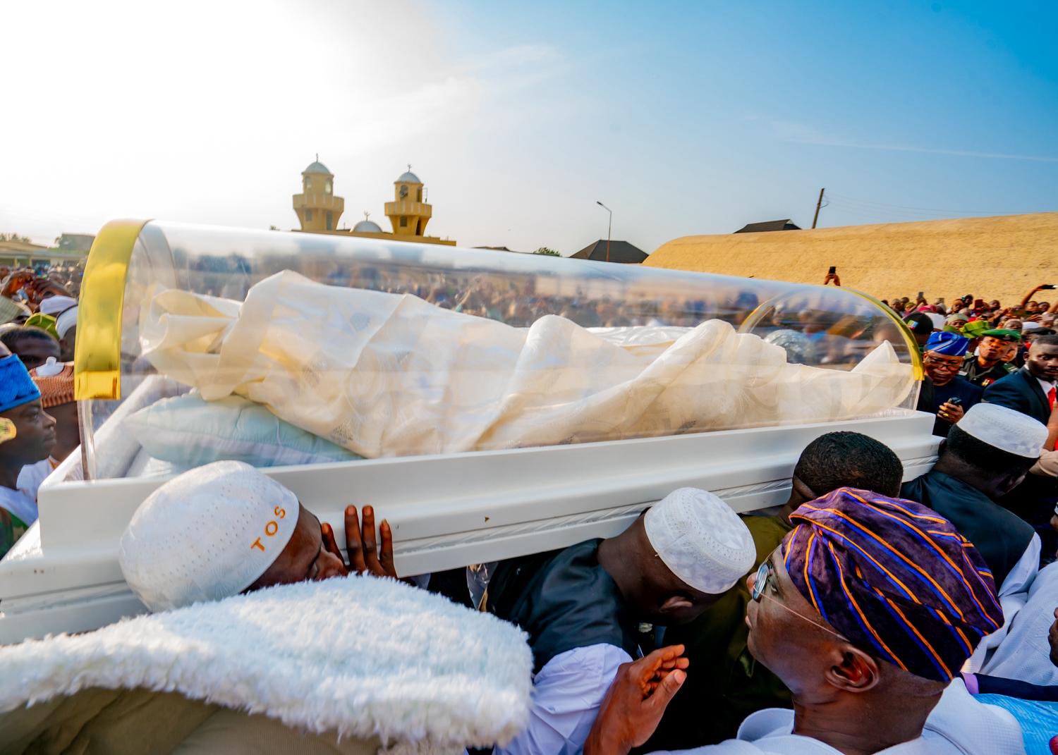 Dignitaries storm Ijebu-Ode as Awujale Oba Adetona is buried (Photos ...